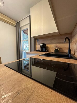 Estúdio (A2) | Cozinha privada | Um frigorífico, uma placa de cozinha, uma máquina de café expresso 