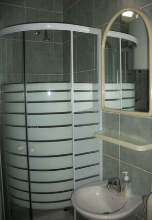 Apartamento (A2) | Casa de banho | Um polibã, toalhas fornecidas 