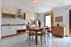 Apartamento (A3) | Cozinha privada | Um frigorífico, um micro-ondas, uma placa de cozinha 