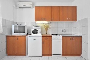 Apartamento (A2) | Cozinha privada | Um frigorífico, uma placa de cozinha, uma chaleira elétrica 