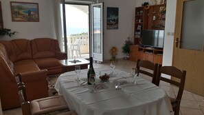 Apartamento (A1) | Cozinha privada | Um frigorífico, um forno, uma placa de cozinha 