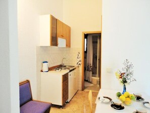 Apartamento (A2) | Cozinha privada | Um frigorífico, uma placa de cozinha, utensílios de cozinha 