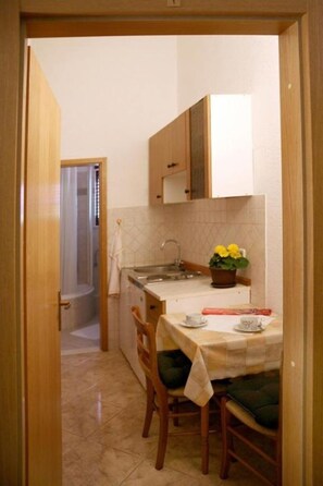 Apartamento (A1) | Cozinha privada | Um frigorífico, uma placa de cozinha, utensílios de cozinha 