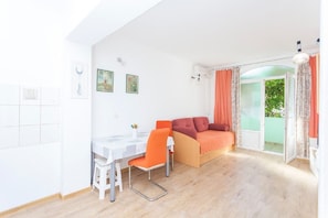 Apartamento (A1) | Cozinha privada | Geladeira, cooktop, talheres/pratos/utensílios de cozinha