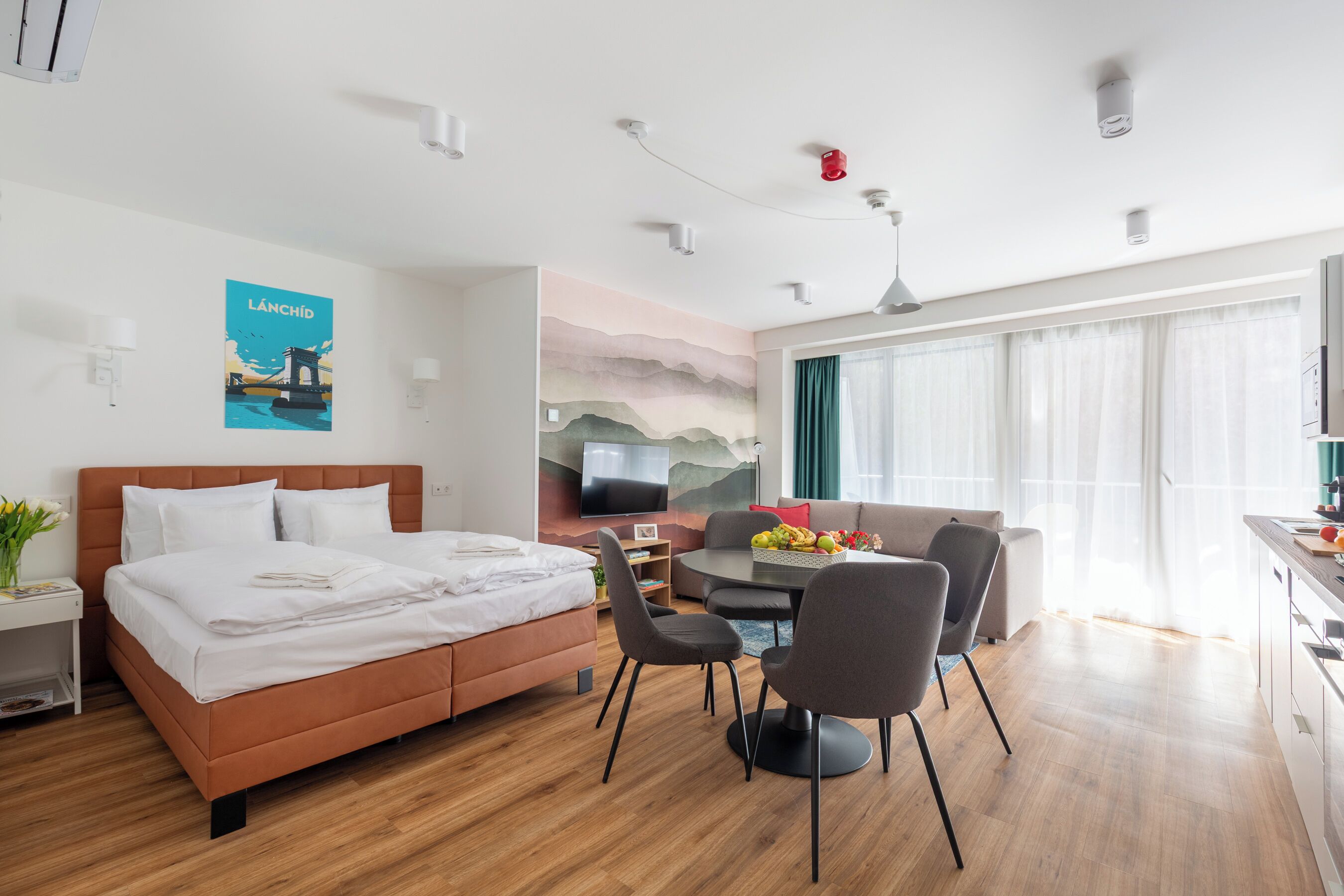 Cortinas/cortinados opacos, quartos insonorizados, Wi-fi grátis 