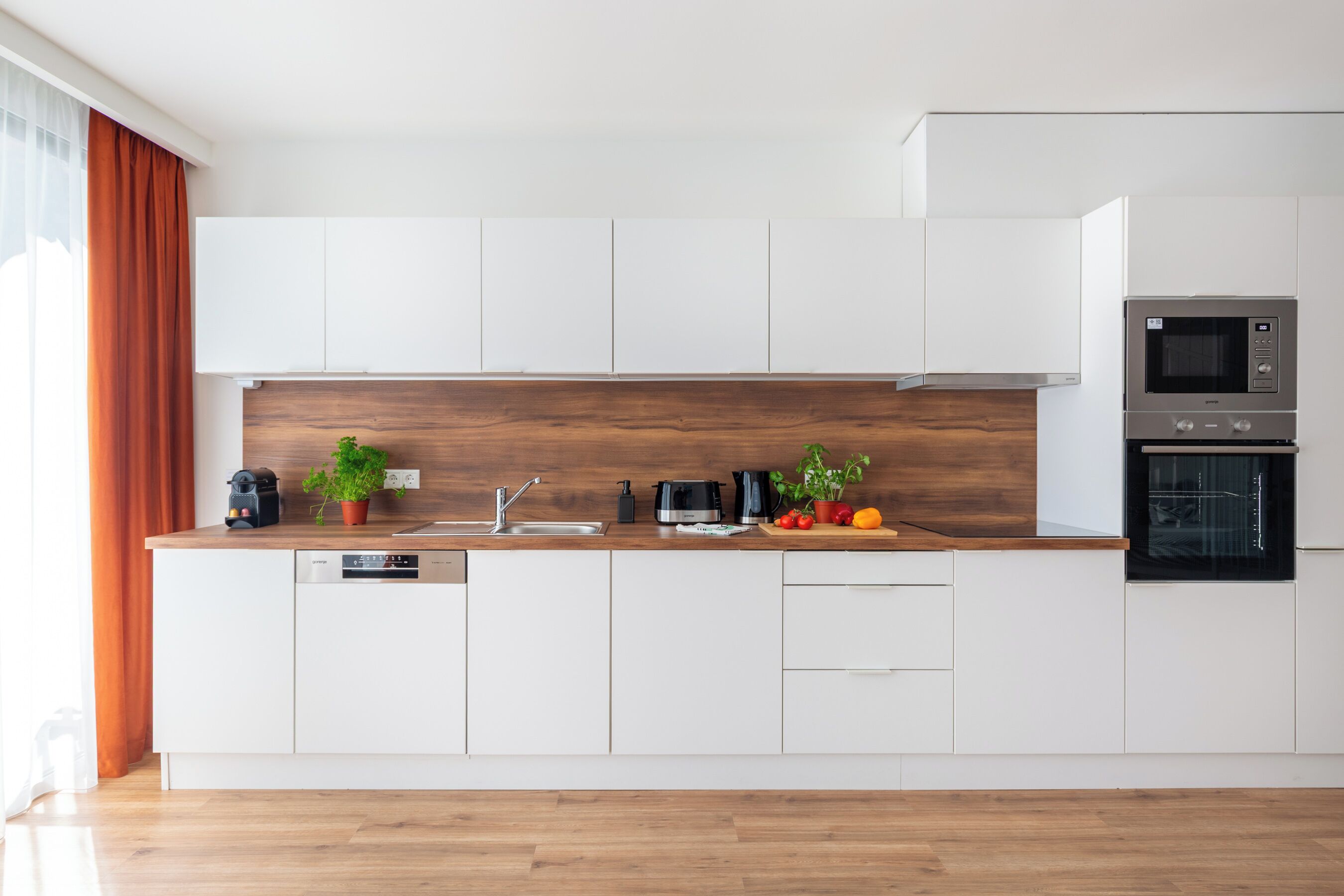 Uma máquina de café expresso, uma cafeteira/bule, uma chaleira elétrica 