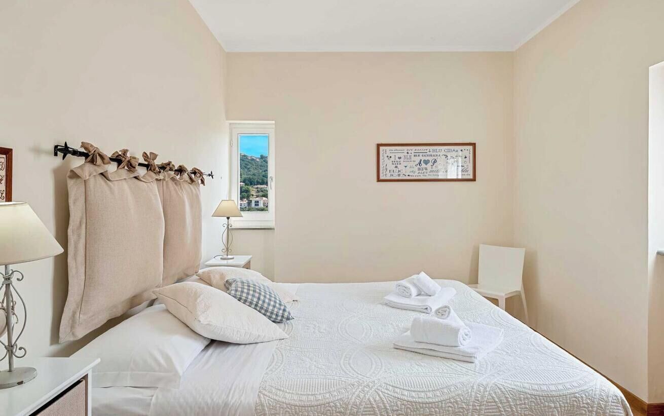 Villetta Scirocco, Located In The Charming Area Of ​​Maggiano In La Spezia, Is The Ideal Refuge For Those Seeking Tranquility And Comfort In An Exclusive Setting. This Charming Residence Stands Out For Its Large Garden, Where A Lovely Gazebo Offers T - La Spezia