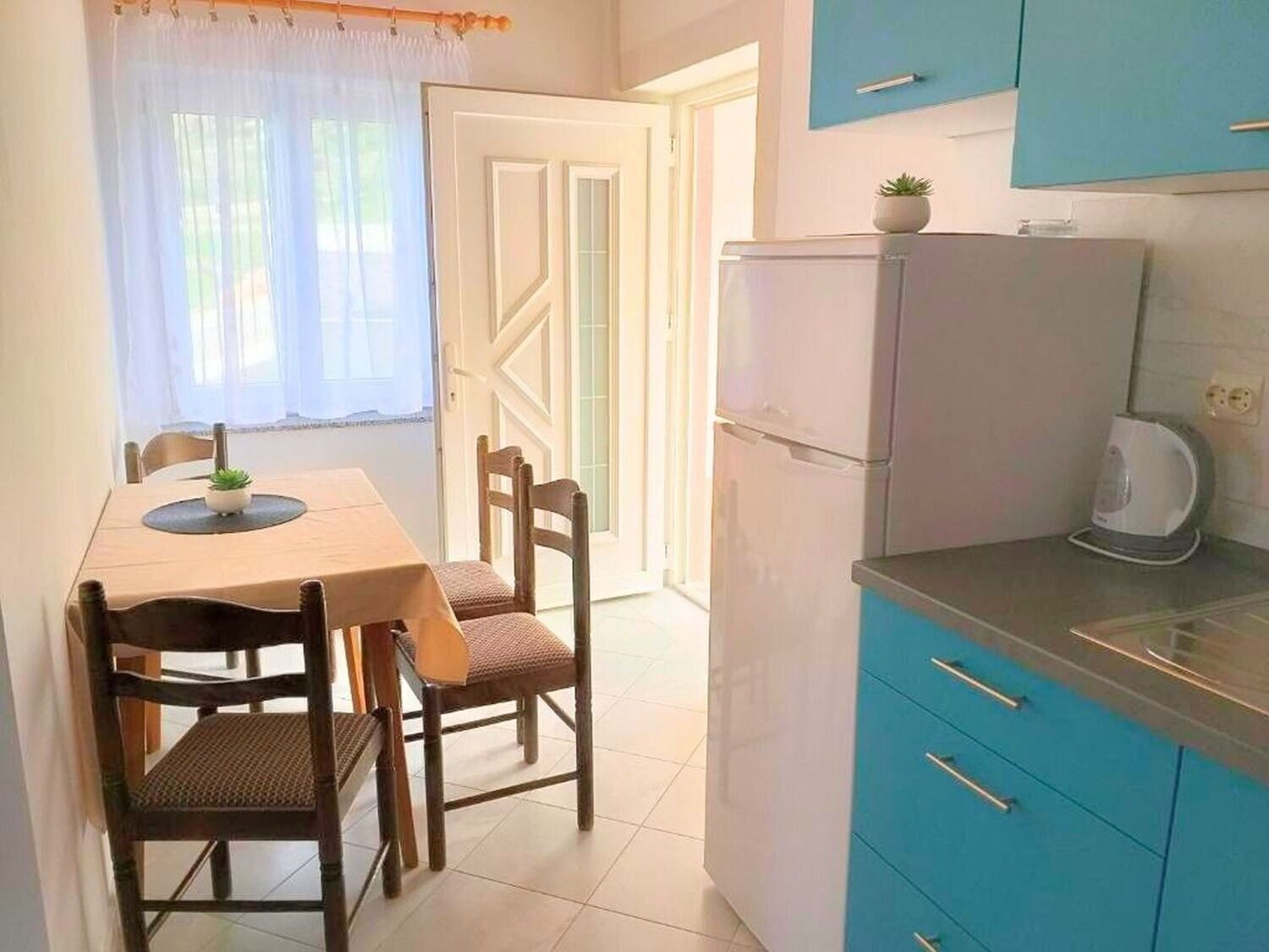 Apartamento (A2) | Cozinha privada | Um frigorífico, um micro-ondas, uma placa de cozinha 