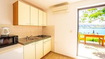 Apartamento (A4) | Cozinha privada | Um frigorífico, um micro-ondas, uma placa de cozinha