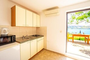 Apartamento (A4) | Cozinha privada | Um frigorífico, um micro-ondas, uma placa de cozinha 