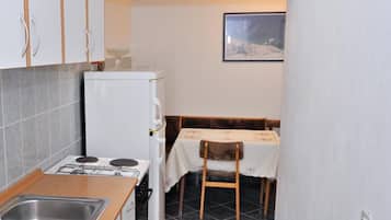 Apartamento (A2) | Cozinha privada | Um frigorífico, uma placa de cozinha, uma chaleira elétrica