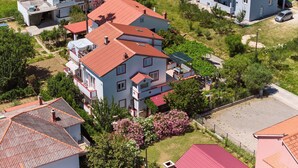 Zona residencial com várias casas, algumas com telhados vermelhos e outras cinzentos.