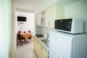 Apartamento (A2) | Cozinha privada | Geladeira, cooktop, máquina de café expresso