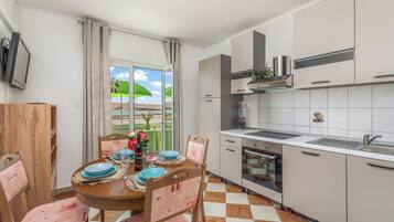 Apartamento (A4) | Cozinha privada | Geladeira, cooktop, chaleira elétrica, torradeira