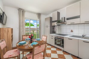 Apartamento (A4) | Cozinha privada | Um frigorífico, uma placa de cozinha, uma chaleira elétrica 