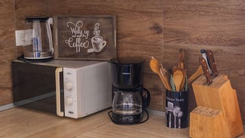 Apartamento (A3) | Cozinha privada | Um frigorífico, um micro-ondas, um forno, uma placa de cozinha