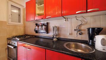 Apartamento (A1) | Cozinha privada | Um frigorífico, um forno, uma placa de cozinha