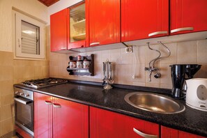 Apartamento (A1) | Cozinha privada | Um frigorífico, um forno, uma placa de cozinha 