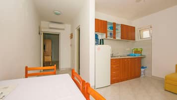 Apartamento (A2) | Cozinha privada | Um frigorífico, uma placa de cozinha, uma máquina de café expresso