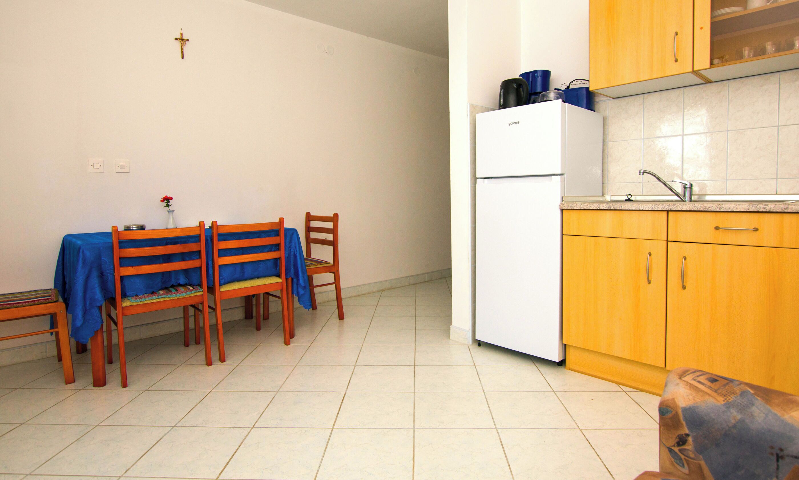 Apartamento (A4) | Cozinha privada | Um frigorífico, uma placa de cozinha, uma máquina de café expresso 