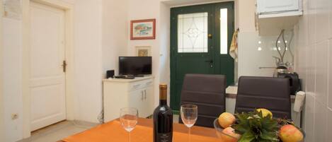 Apartamento (A1) | Cozinha privada | Um frigorífico, um micro-ondas, um forno, uma placa de cozinha