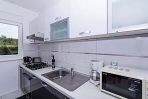 Apartamento (A2) | Cozinha privada | Geladeira, cooktop, máquina de café expresso