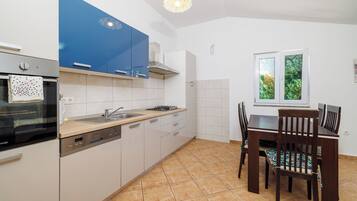 Apartamento (A2) | Cozinha privada | Geladeira, cooktop, chaleira elétrica, torradeira