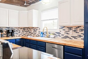 Casa, várias camas, banheira de hidromassagem grande, vista para o jardim (Nookside Grand Estate) | Cozinha privada