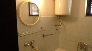 Apartamento (A1) | Casa de banho | Uma banheira 