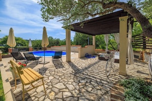 Piscina externa, guarda-sóis, espreguiçadeiras