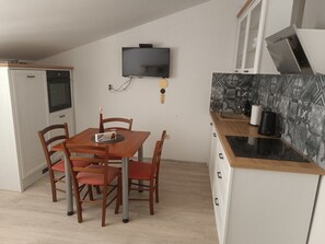 Apartamento (A1) | Cozinha privada | Um frigorífico, uma placa de cozinha, uma máquina de café expresso 