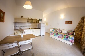 Apartamento (A1) | Cozinha privada | Um frigorífico, um micro-ondas, uma placa de cozinha 