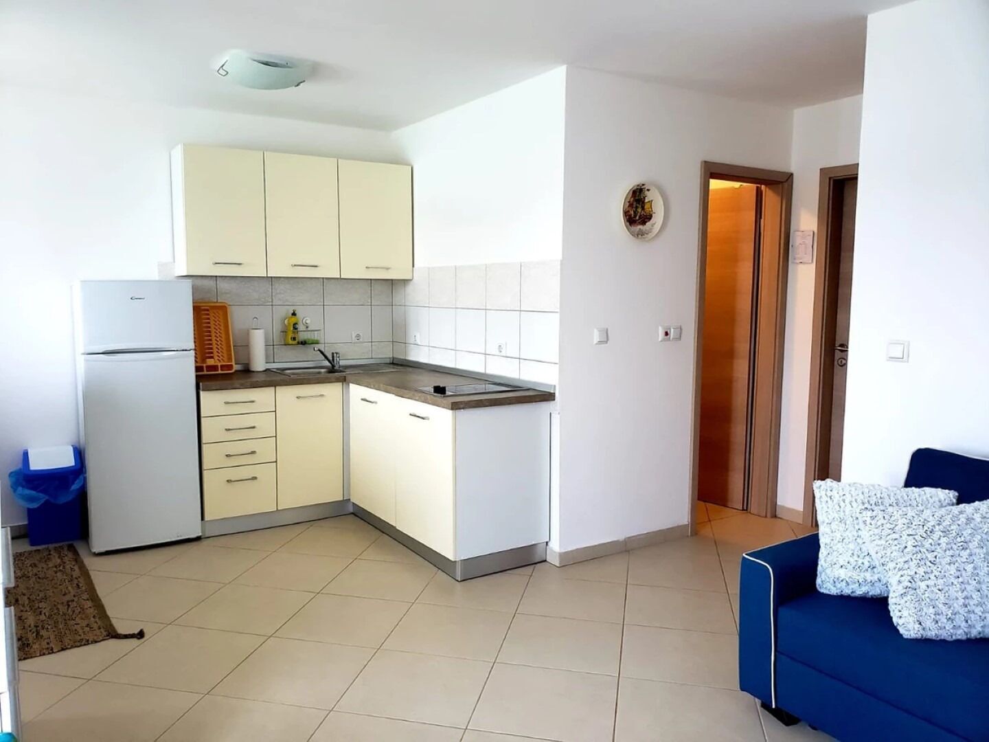 Apartamento (A1) | Cozinha privada | Um frigorífico, uma placa de cozinha, utensílios de cozinha, Congelador 