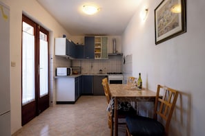 Apartamento (A2) | Cozinha privada | Um frigorífico, uma placa de cozinha, uma chaleira elétrica 