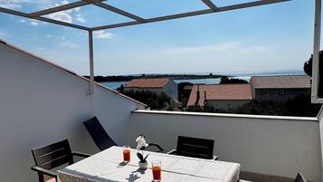 Apartamento (A6) | Vista para a água