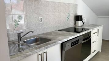 Apartamento (A6) | Cozinha privada | Um frigorífico, uma placa de cozinha, utensílios de cozinha, Congelador