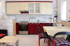 Apartamento (A2) | Cozinha privada | Geladeira, fogão, lava-louças, máquina de café expresso