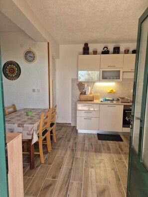 Casa | Cozinha privada | Um frigorífico, um micro-ondas, um forno, uma placa de cozinha 