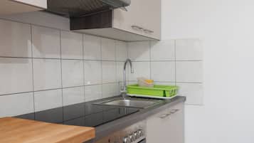 Apartamento (A2) | Cozinha privada | Geladeira, fogão, cooktop, talheres/pratos/utensílios de cozinha