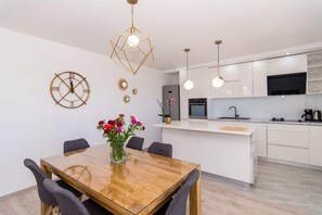 Apartamento (A1) | Cozinha privada | Geladeira, micro-ondas, fogão, cooktop