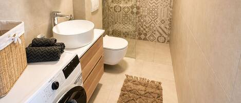 Apartamento (A2) | Casa de banho | Toalhas fornecidas, sabão, papel higiénico