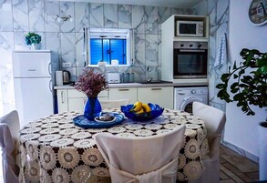 Apartamento (A1) | Cozinha privada | Um frigorífico, um micro-ondas, um forno, uma placa de cozinha 