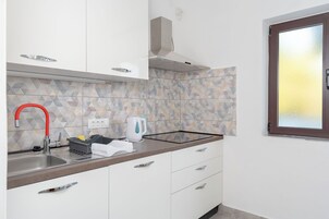 Apartamento (A3) | Cozinha privada | Frigobar, cooktop, máquina de café expresso, chaleira elétrica