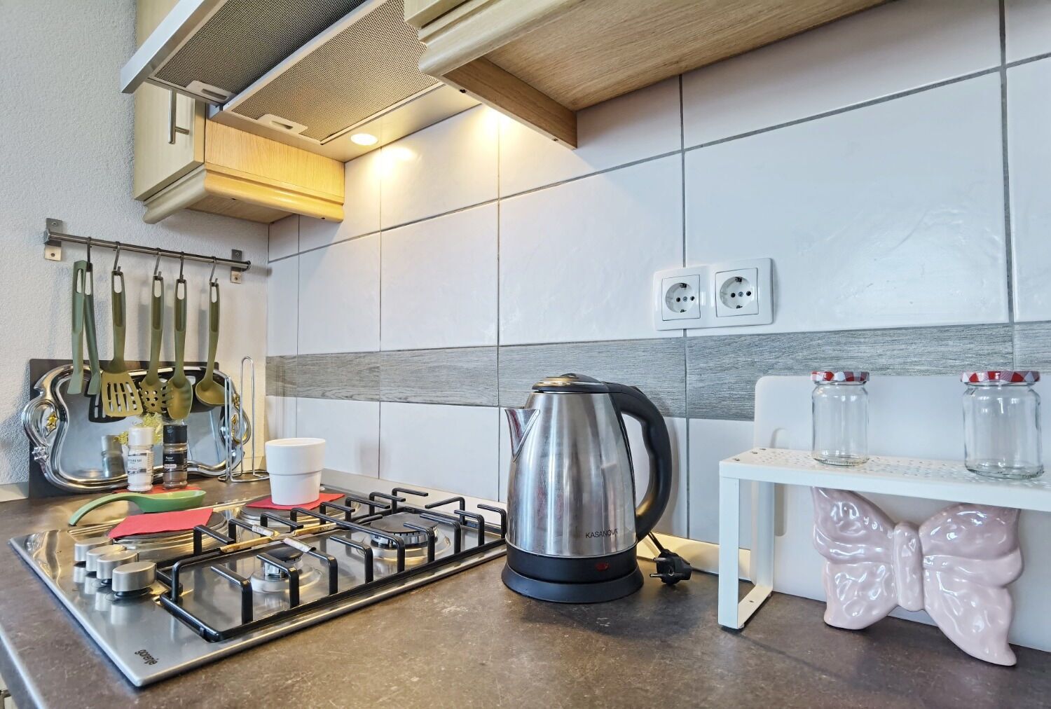 Apartamento (A1) | Cozinha privada | Geladeira, micro-ondas, cooktop, chaleira elétrica