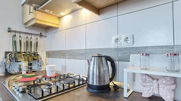 Apartamento (A1) | Cozinha privada | Geladeira, micro-ondas, cooktop, chaleira elétrica