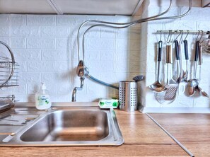 Apartamento (A1) | Cozinha privada | Um frigorífico, um micro-ondas, um forno, uma placa de cozinha 