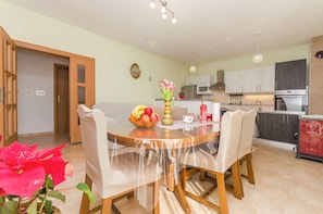 Apartamento (A1) | Cozinha privada | Um frigorífico, um forno, uma placa de cozinha 