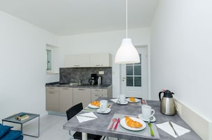 Apartamento (A1) | Cozinha privada | Um frigorífico, uma chaleira elétrica