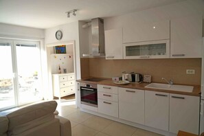 Apartamento (A2) | Cozinha privada | Um frigorífico, uma placa de cozinha, uma torradeira 