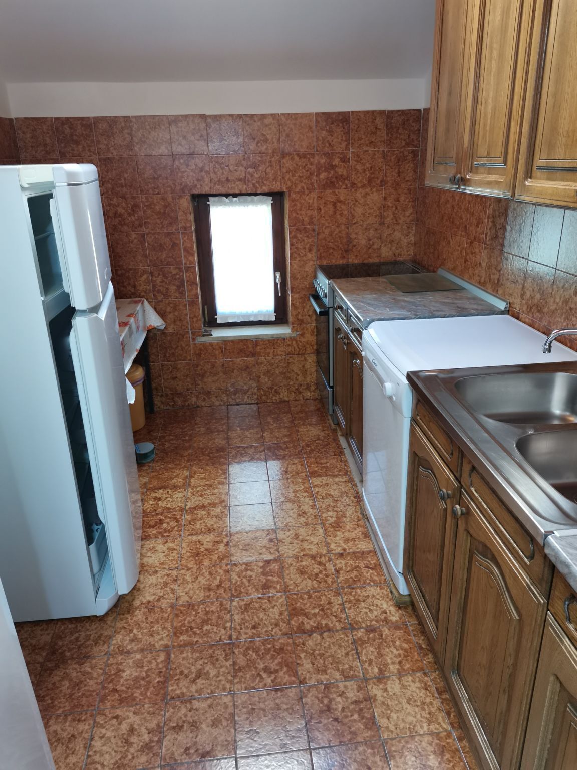 Apartamento (A1) | Cozinha privada | Um frigorífico, um micro-ondas, um forno, uma placa de cozinha 